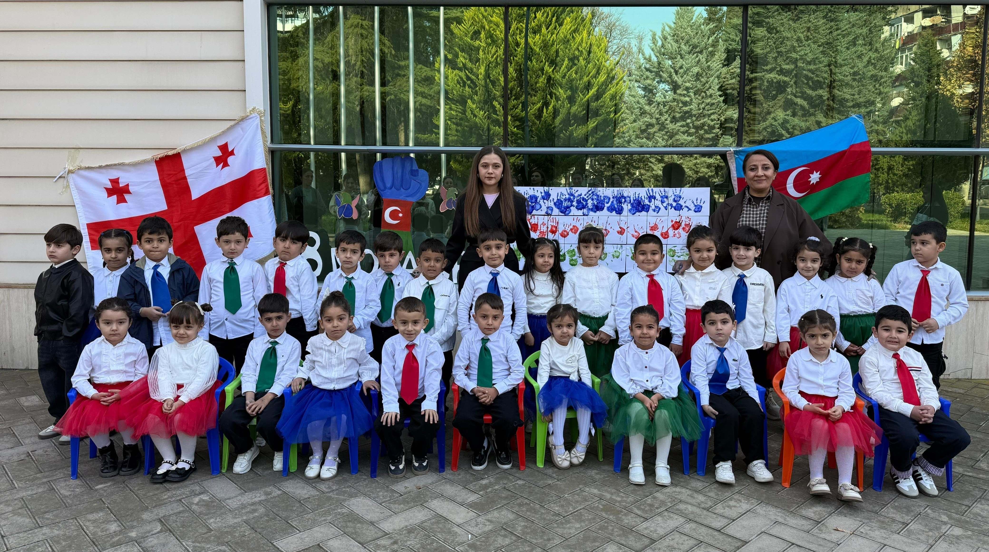 Marneulidəki balaca soydaşlarımız Zəfər və Bayraq Günlərini qeyd ediblər